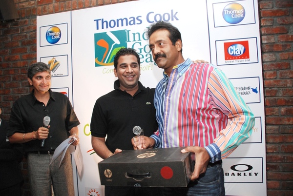 Mr. Indiver Rastogi of Thomas Cook handing the prize to Mr. Amit Luthra ...